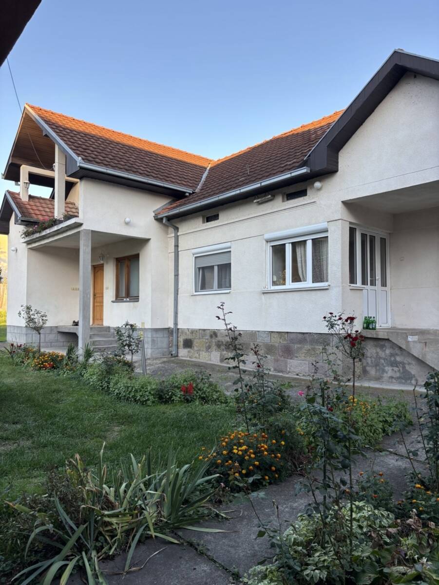 Domaćinstvo sa kućom pomoćnim objektima i 2hektara zemlje