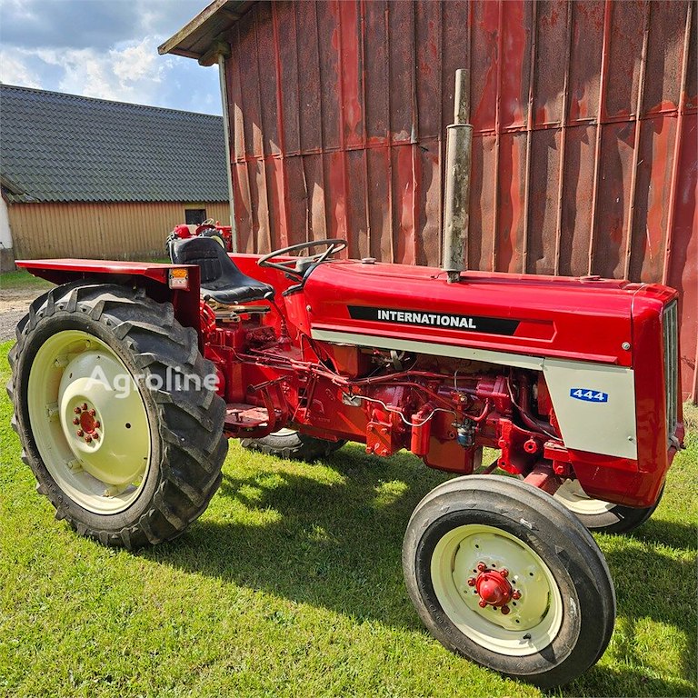 Prodaje se International IH 444 traktor točkaš na aukciji