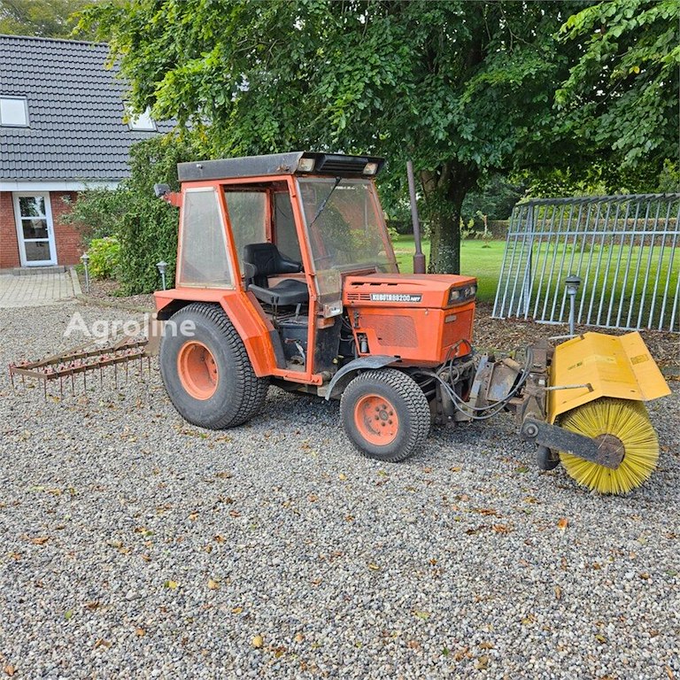 Prodaje se Kubota B8200 mini traktor na aukciji