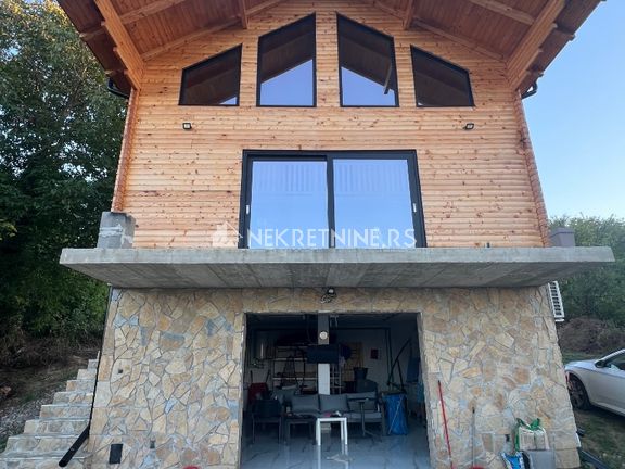 Prodajem spratnu vikendicu sa zemljištem, površina placa 23 a