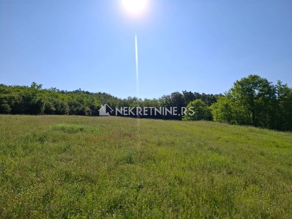 Prelep plac sa jos lepšim pogledom