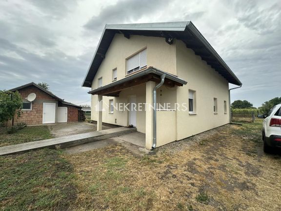 Broker - Beg iz grada (a u gradu), Novoseljanski put