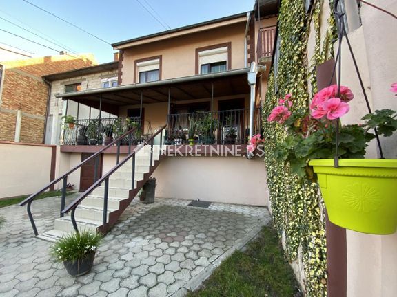 Broker - I kuća i dvorište!