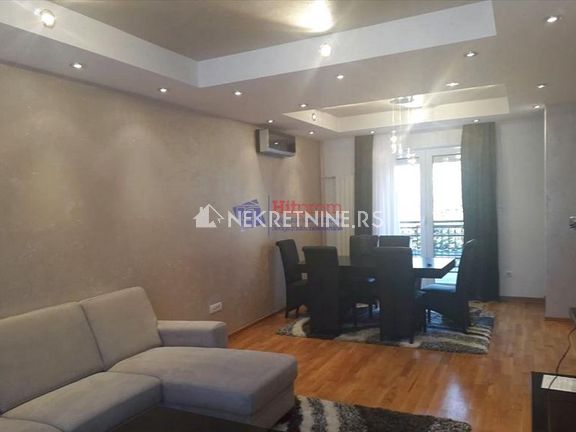 Dedinje, kuća u nizu od 230 m2 na reprezentativnoj lokaciji, Mačkov kamen