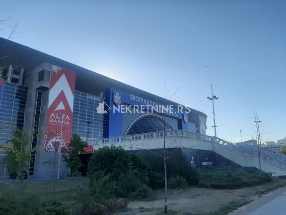Odmah useljiv namešten stan kod Arene na drugom spatu
