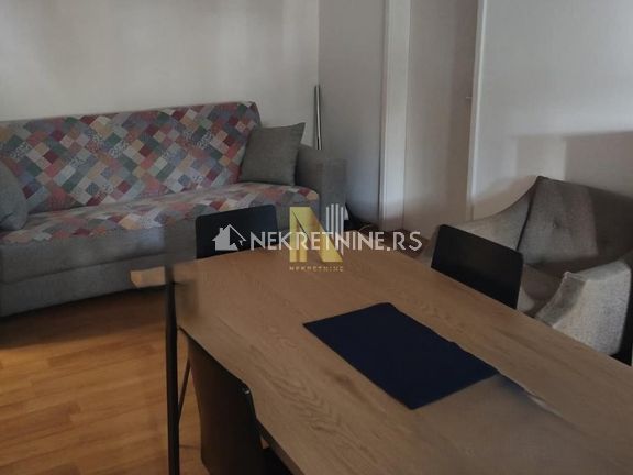 Izdaje se komforan dvoiposoban stan – Balzakova ulica, Liman 3 (55 m² + pomoćna prostorija)