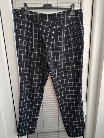 Crno-bele karirane punije pantalone vel 40