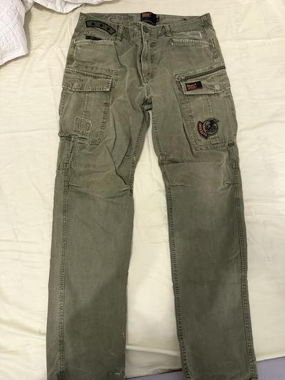 Super Dry pantalone sa sitnim ostecenjima