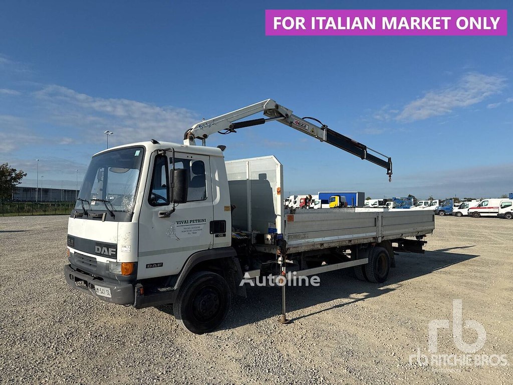 Prodaje se DAF 150E2 kamion s ravnom platformom na aukciji