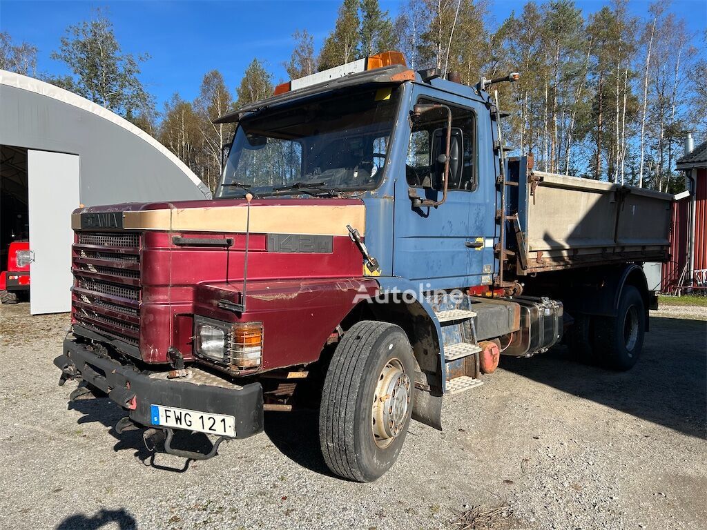Prodaje se Scania 82H kamion s ravnom platformom na aukciji