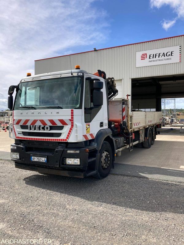 Prodaje se IVECO 260S31 kamion s ravnom platformom na aukciji