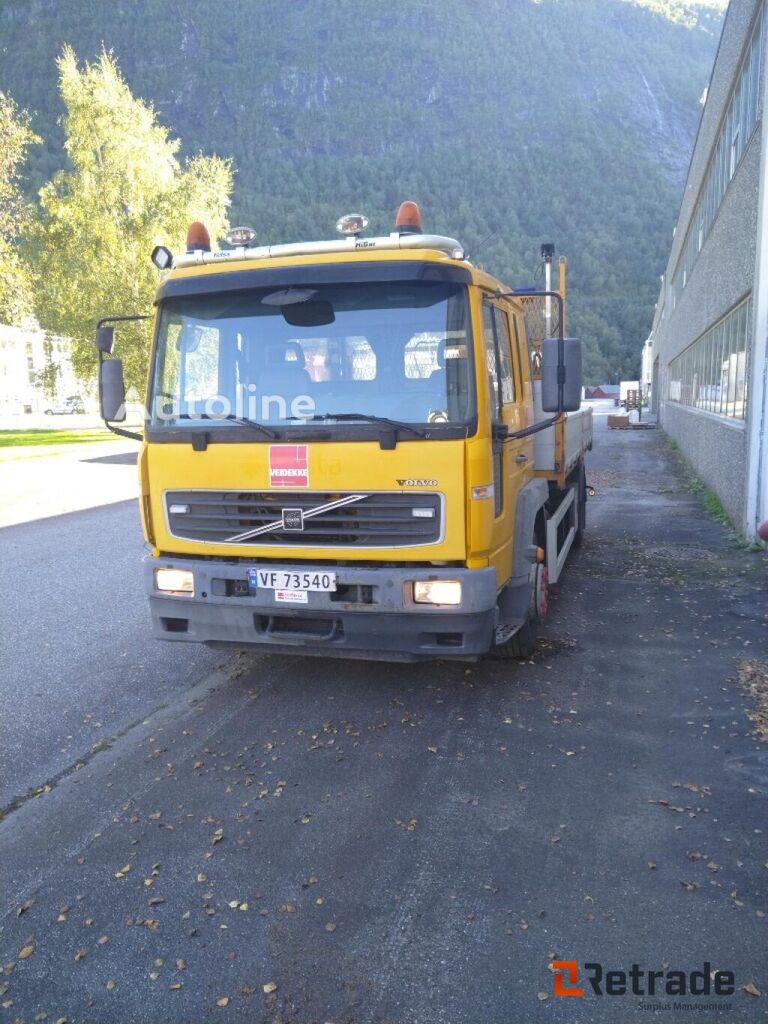 Prodaje se Volvo FL6H 4X2 kamion s ravnom platformom na aukciji