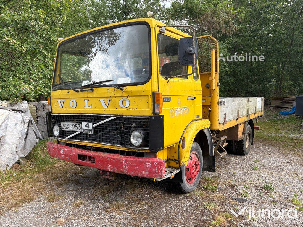 Prodaje se Volvo F408 kamion s ravnom platformom na aukciji