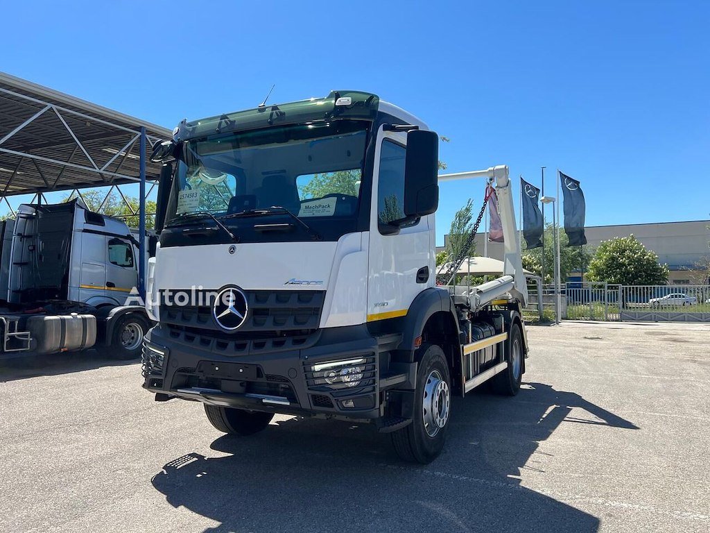 Novi Mercedes-Benz Arocs kamion autopodizač kontejnera