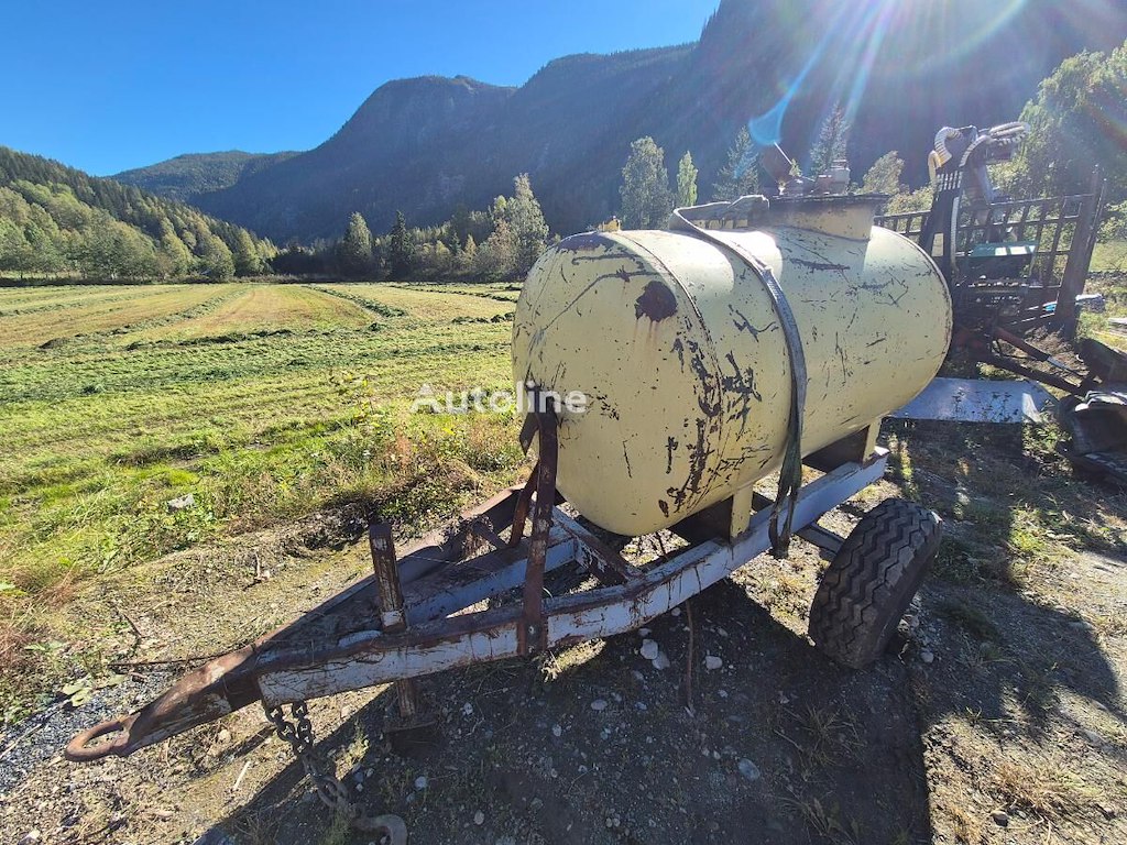 Prodaje se Mobil Andre Mobil Dieseltank med hjulgang ca 1400 l prikolicu cisternu za gorivo na aukciji