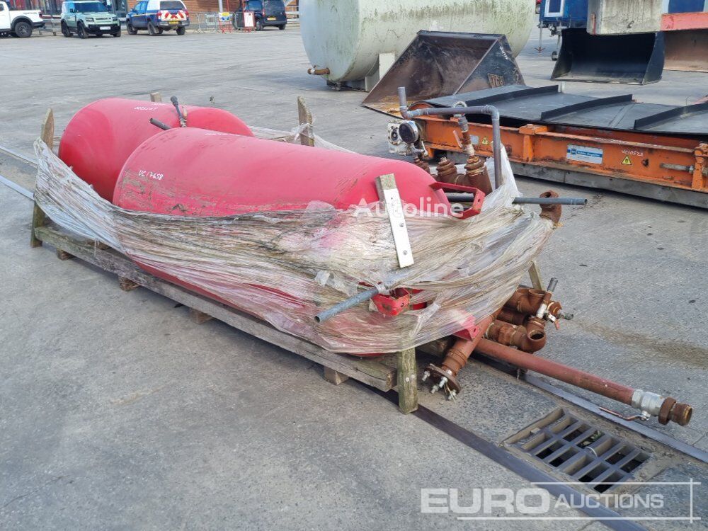 Prodaje se Expansion Tank (2 of) +Various Size Pipes cilindrični spremnik na aukciji