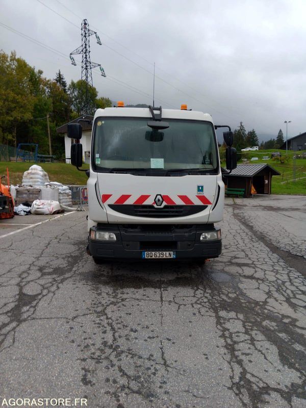 Prodaje se Renault VF644AGD000003215 vozilo za čišćenje ulica na aukciji