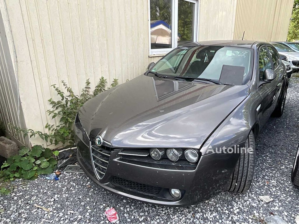 Prodaje se Alfa Romeo karavan na aukciji