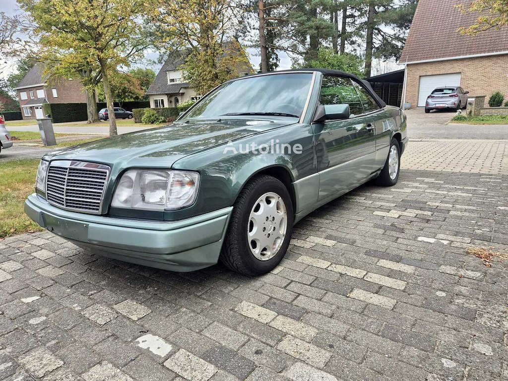 Prodaje se Mercedes-Benz 220 automobil na aukciji