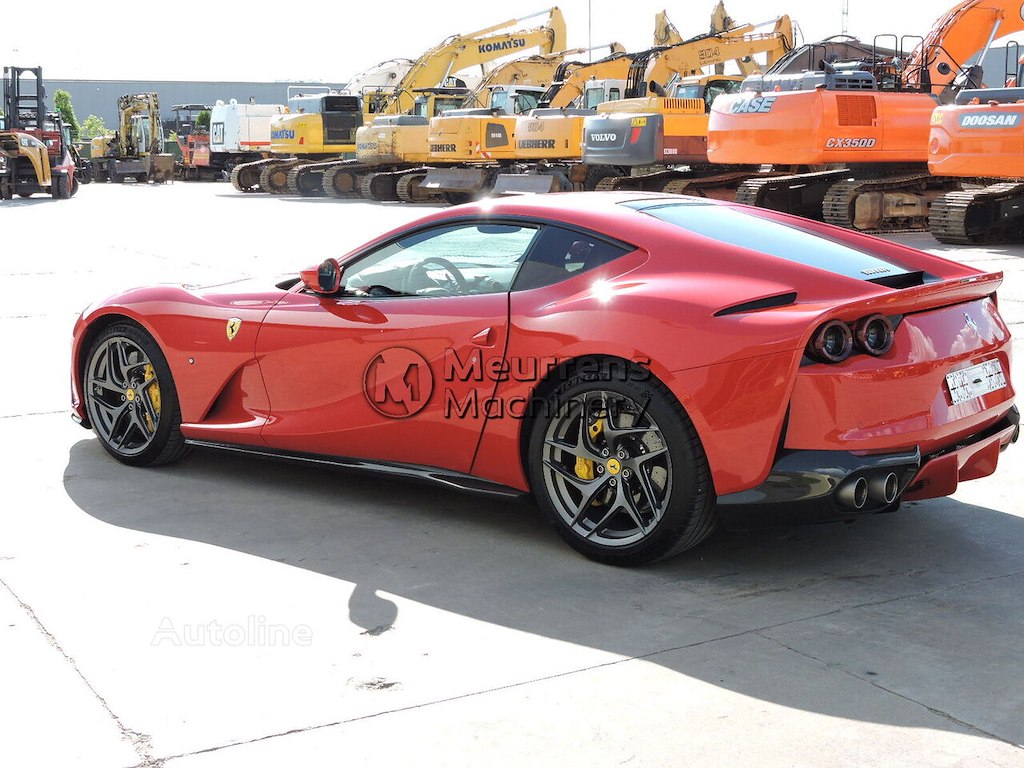 Ferrari 812 Super Fast automobil