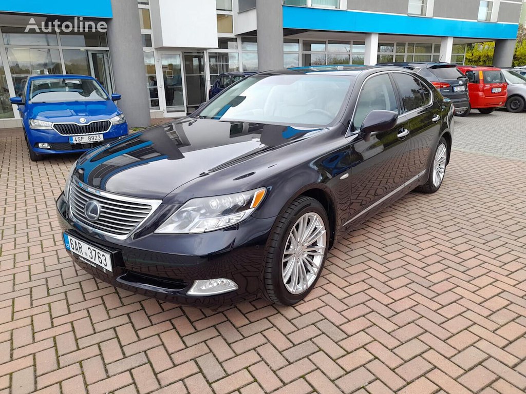 Lexus LS600h automobil