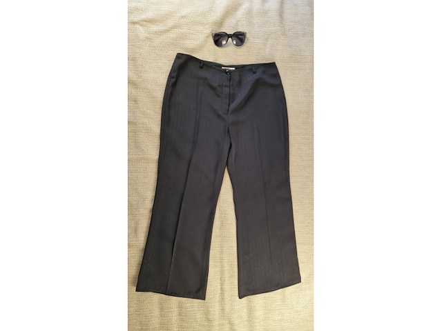 Crne siroke pantalone sa sjajnim crtama