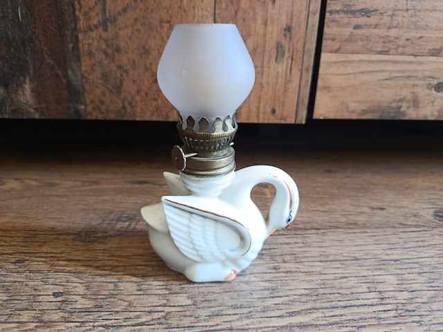 Vintage petrolej lampa iz 1970ih u obliku labuda