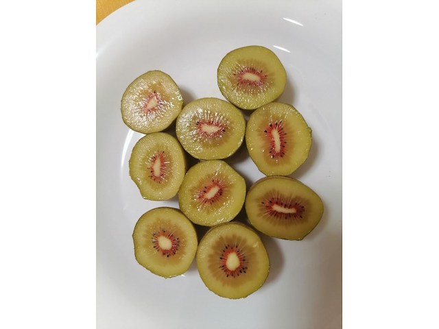 Kiwi oriental Red - Kiwi sa crvenom pulpom (25 semenki)