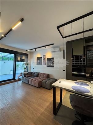 Stan na Lekinom brdu sa dvoristem 80m2 FULL