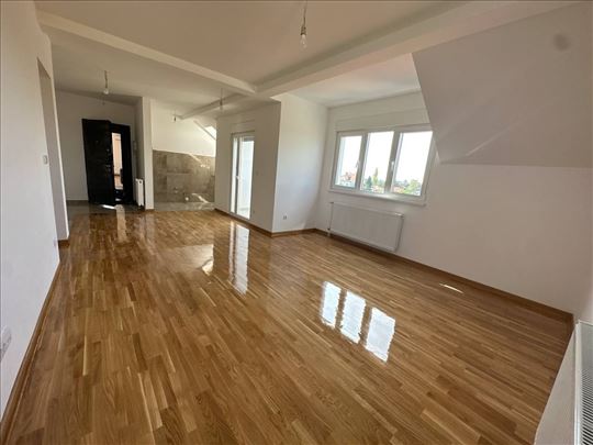 Na prodaju-Trosoban stan 65,49m² + parking, Surčin