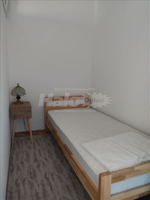 Izdajem nameštenu garsonjeru 25 m2+7m2