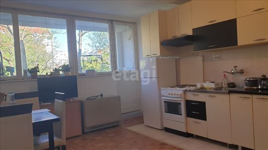 Dvosoban stan u mirnom okruženju Banovog brda