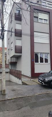 Voždovac kod II ekonomske škole 0.5 stan i garaža