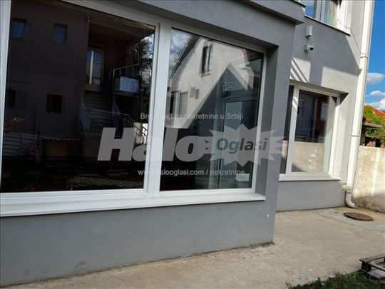 Izdajem lokal 96 kvadrata preko puta PMF-a