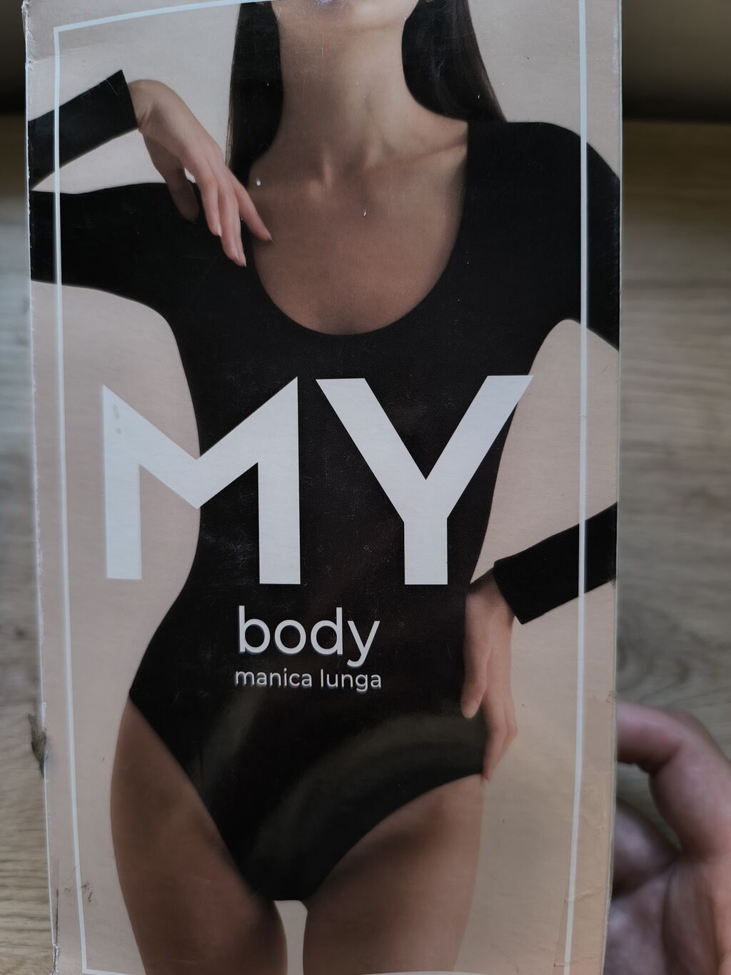 Crni ženski bodi sa dugim rukavima i kvadratnim izrezom – MY (Mirey)
