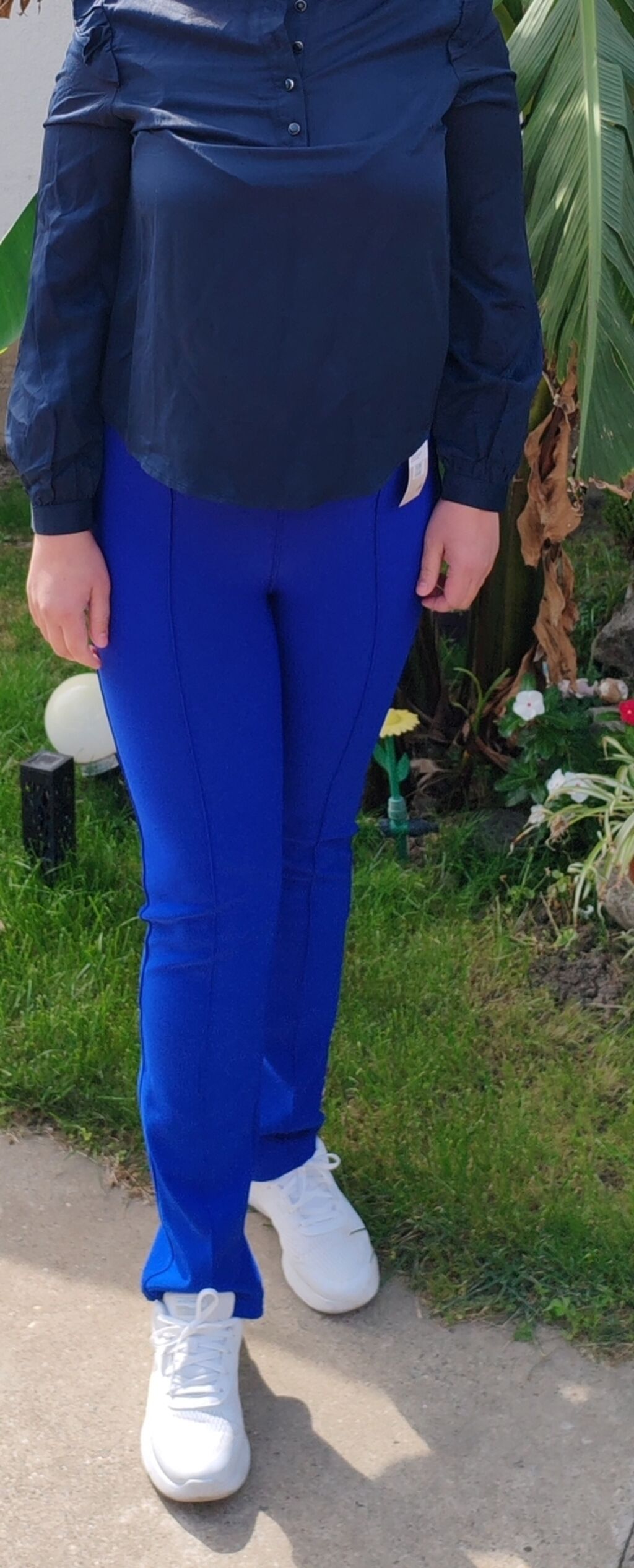 Ženske pantalone u jarko plavoj (kraljevsko plavoj) boji. - Model