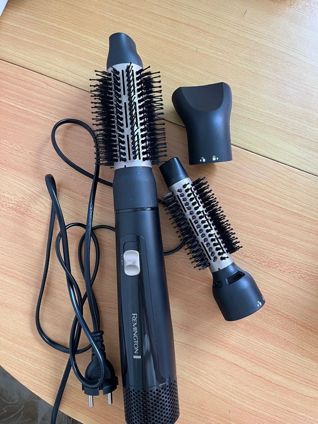 Prodajem Remington fen cetku za kosu. Koristena jednom.Ima garanciju
