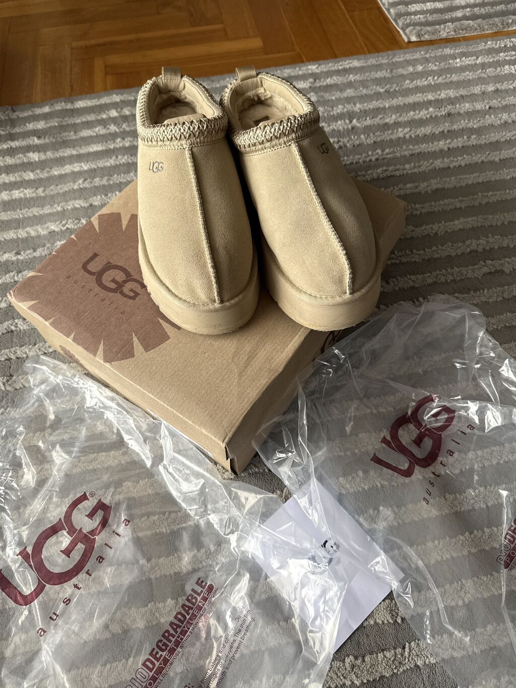 Ugg Tazz original papuce. Obuvene par puta sto dokazuje nalepnica na