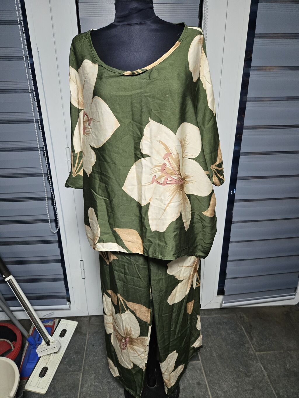 Ženski komplet – bluza i pantalone, maslinasto zelena podloga sa