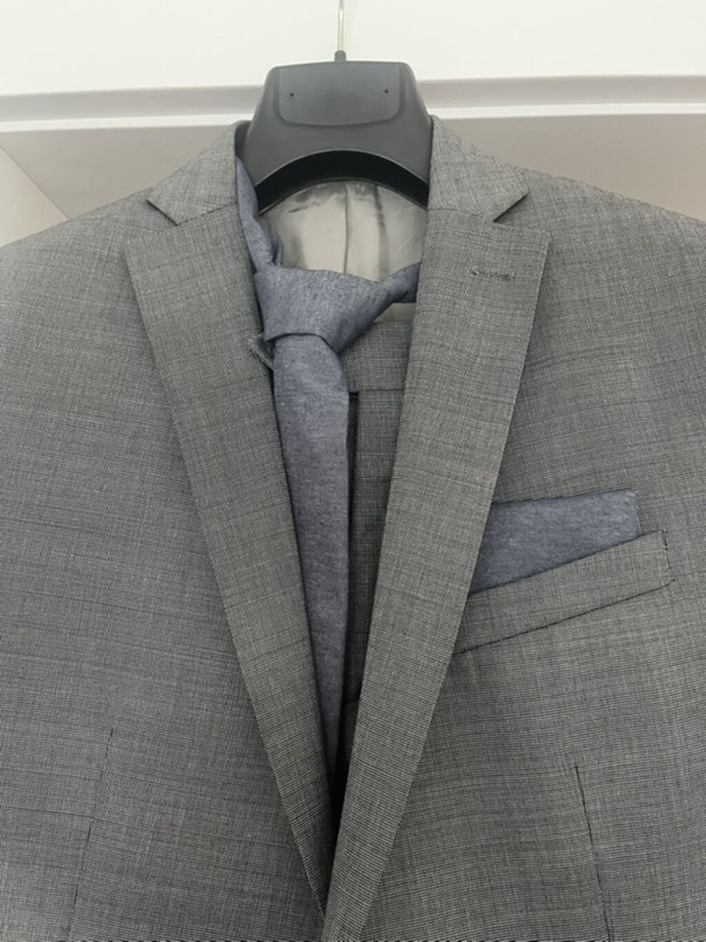 Muško odelo – sivo, elegantno, komplet Prodajem muško odelo
