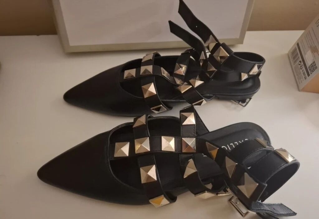 Elegantne ženske ravne cipele sa špicastim vrhom i kaiševima ukrašenim