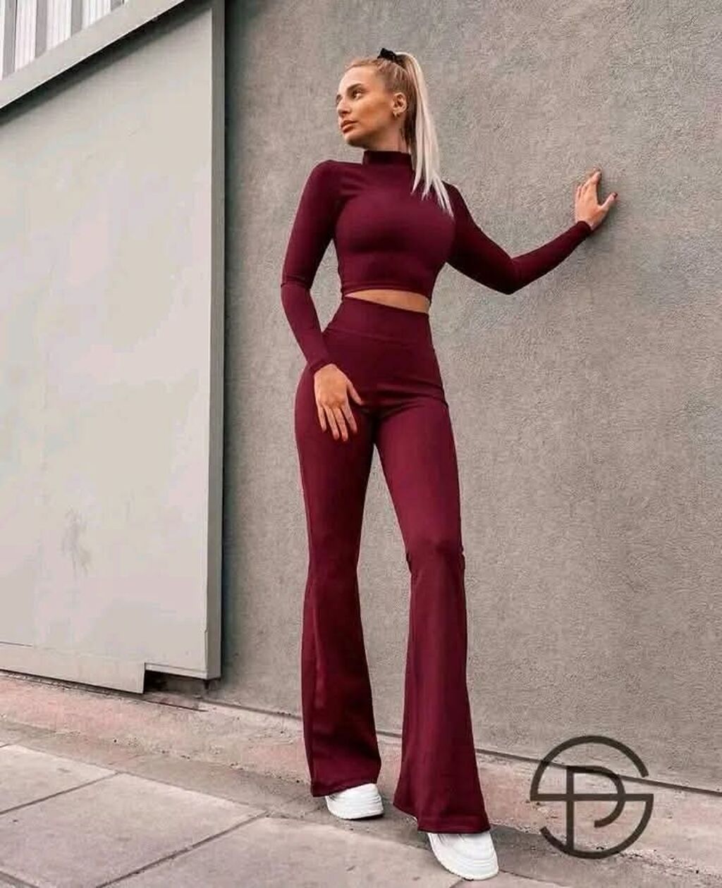 Komplet bluza crop top i duboke zvonarice sa elastinom. Borda,maslina