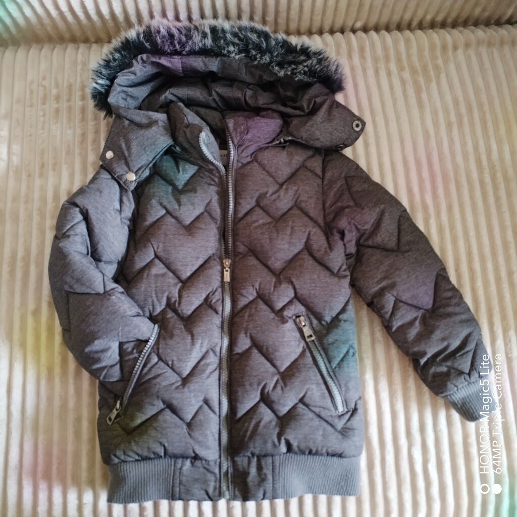 Dečija zimska jakna, siva, prošivena u ševron (V) šaru. - Topla