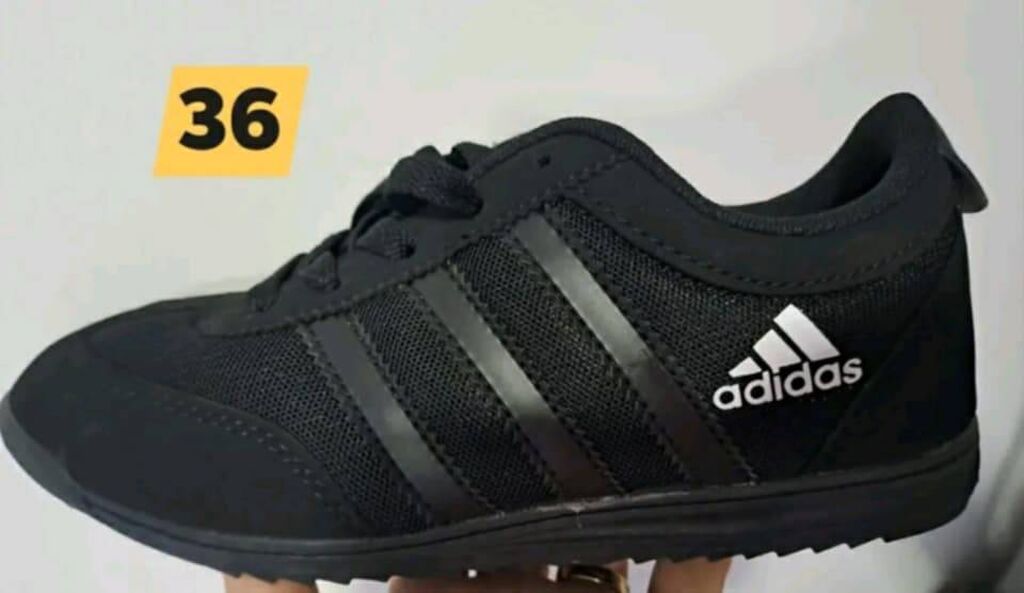 Crne Adidas patike – broj 36 - Model sa niskim profilom i klasičnim