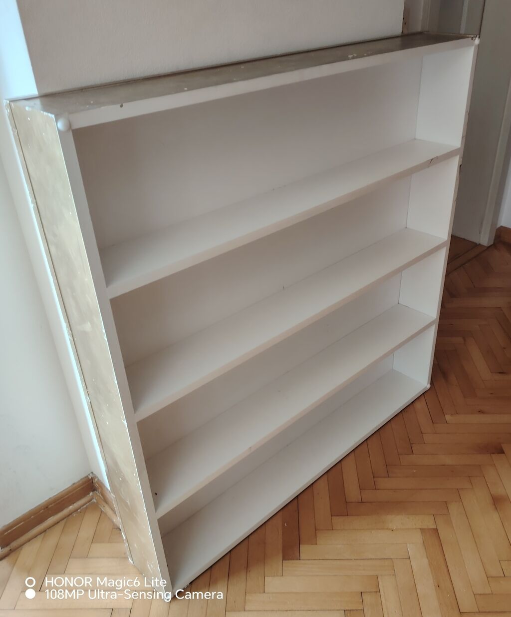 Police/komoda sa 4/5 nivoa – bela unutrašnjost, zlatne bočne stranice