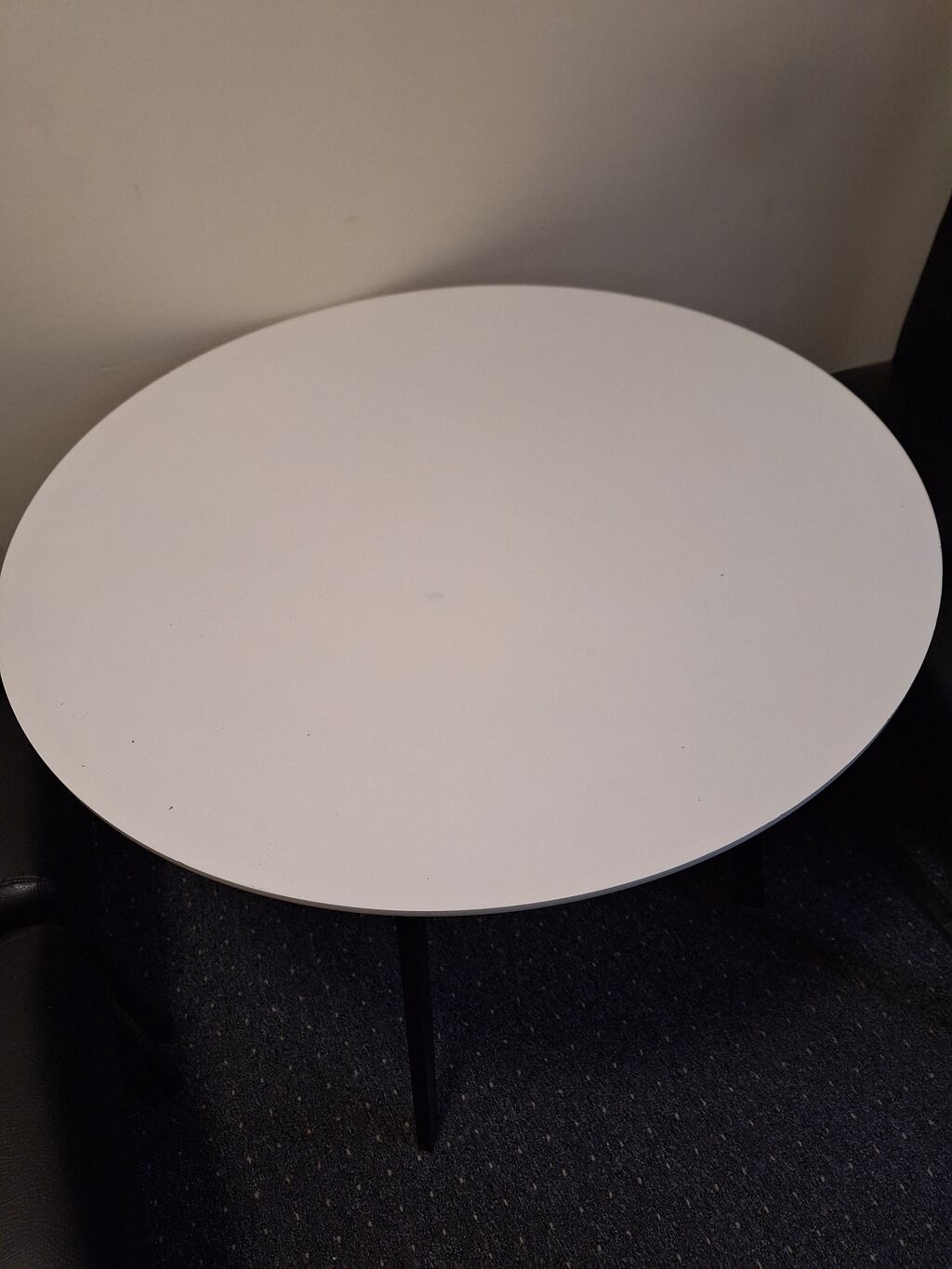 Okrugli sto za trpezariju ili dnevni boravak - Moderan
