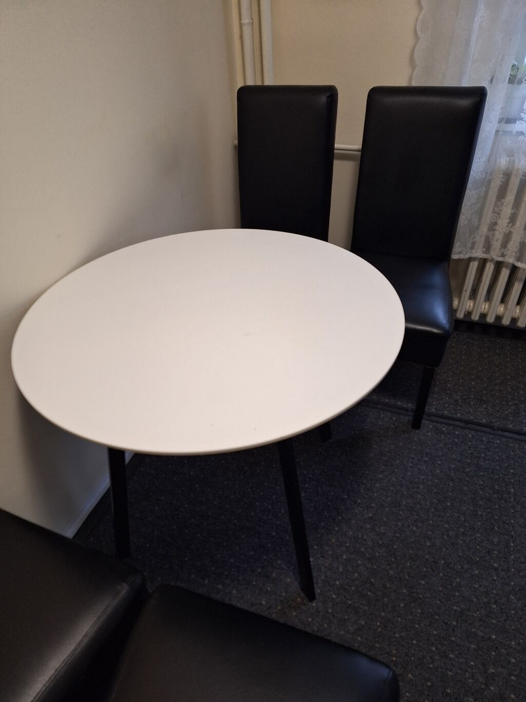 Okrugli trpezarijski sto sa dve stolice - Sto: okrugla ploča bele