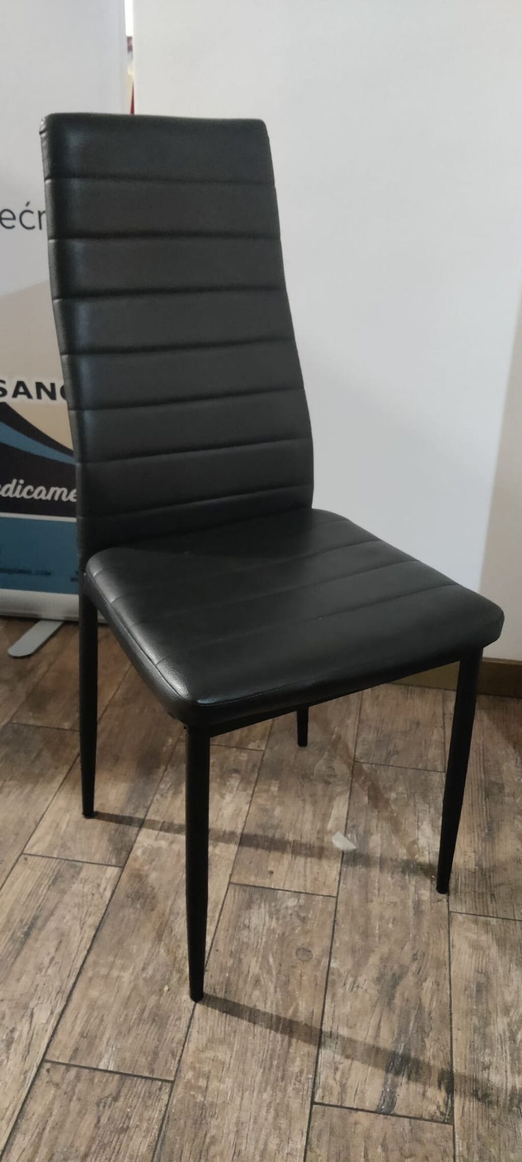 Trpezarijske stolice od crne eko koze kao NOVE, sa metalnim nogicama