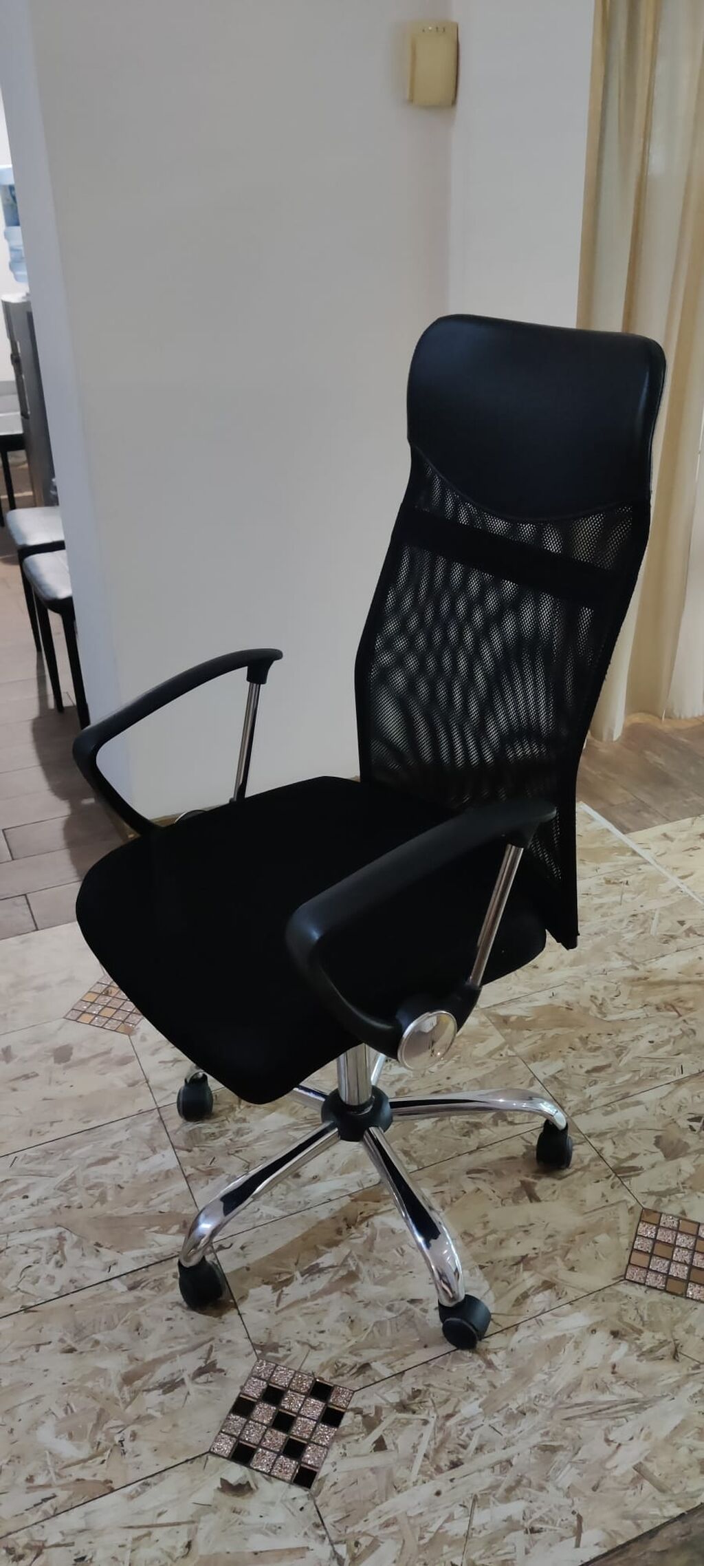 Odlična stolica, malo korišćena, u besprekornom stanju. Stolica je u