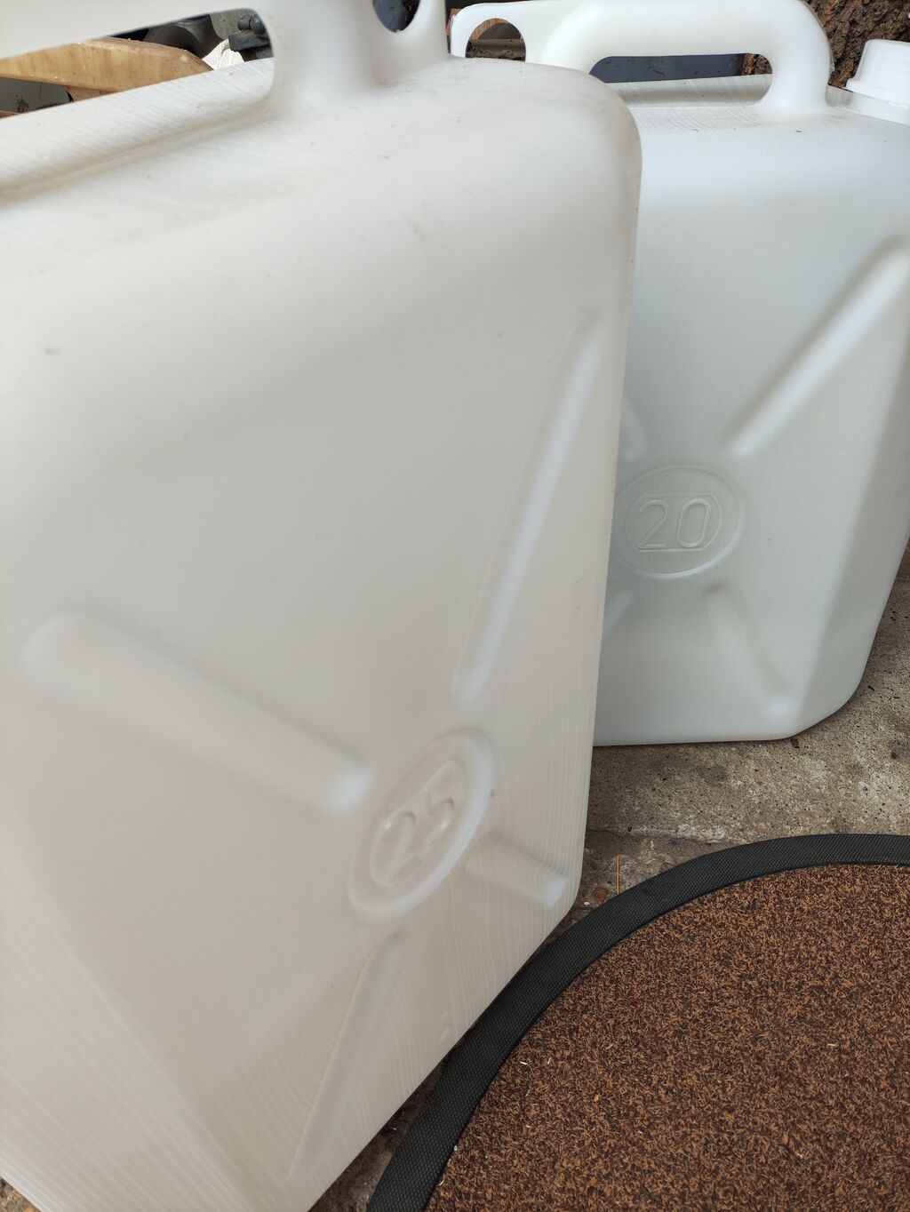 Plastični kanisteri – 20 L i 25 L - Materijal: čvrsta bela plastika